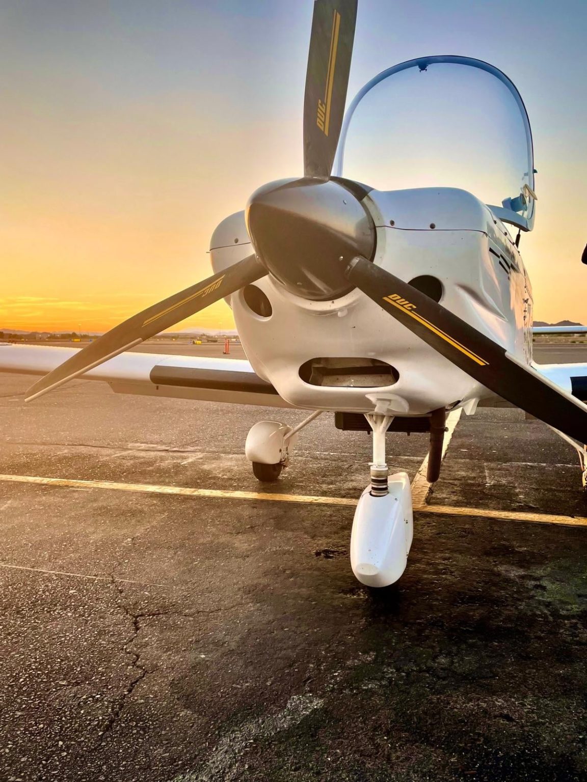 Un avion fabriqué par la société tunisienne Avionav vole dans le ciel ...