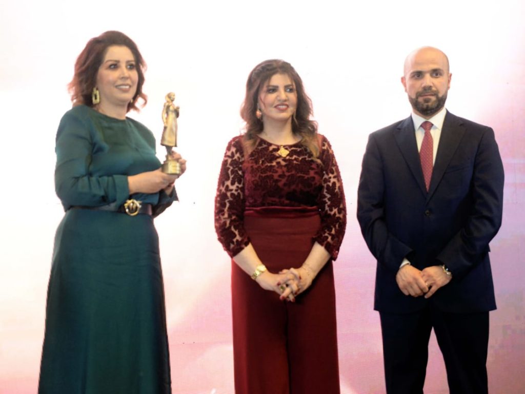 La journaliste Tunisienne Imen Bahroun reçoit le prix « Atwar Bahjat ...